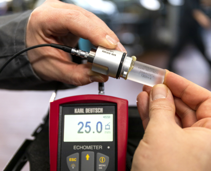 Entwicklung für Mercedes-Benz: ECHOMETER 1077.080-A für die Getriebeölstandsmessung - KARL ...